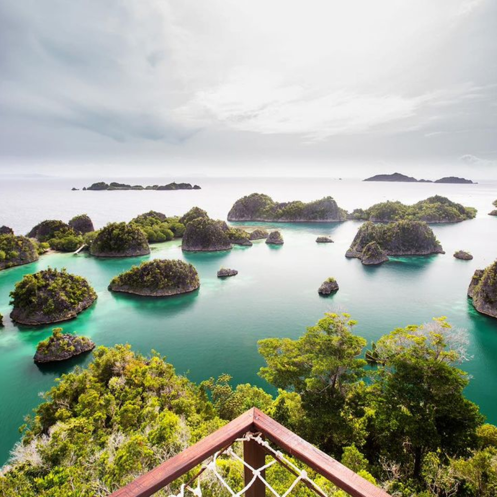 5 Rekomendasi Wisata Papua dengan Pemandangan Alam yang Memanjakan Mata ...